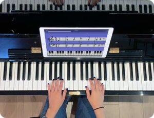 Learn to play the piano with Piano Academy - Yokee Music